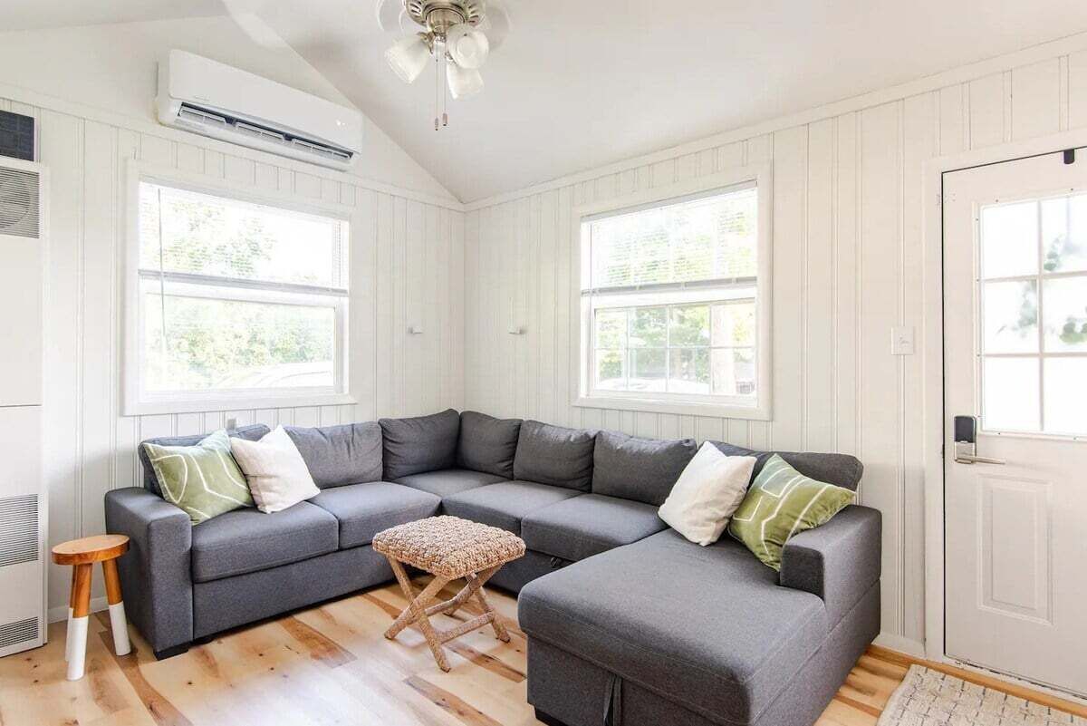 Lakeside Retreat ~ Cozy Cottage With Firepit ~ - Brighton, MI