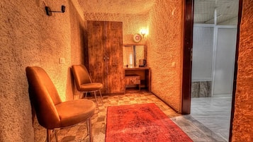 Quarto Duplo Standard, vista para o jardim | Casa de banho | Um secador de cabelo, chinelos, toalhas fornecidas, sabão