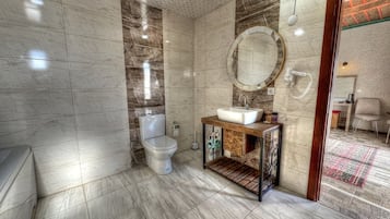 Quarto Triplo Familiar, vista para o jardim | Casa de banho | Um secador de cabelo, chinelos, toalhas fornecidas, sabão