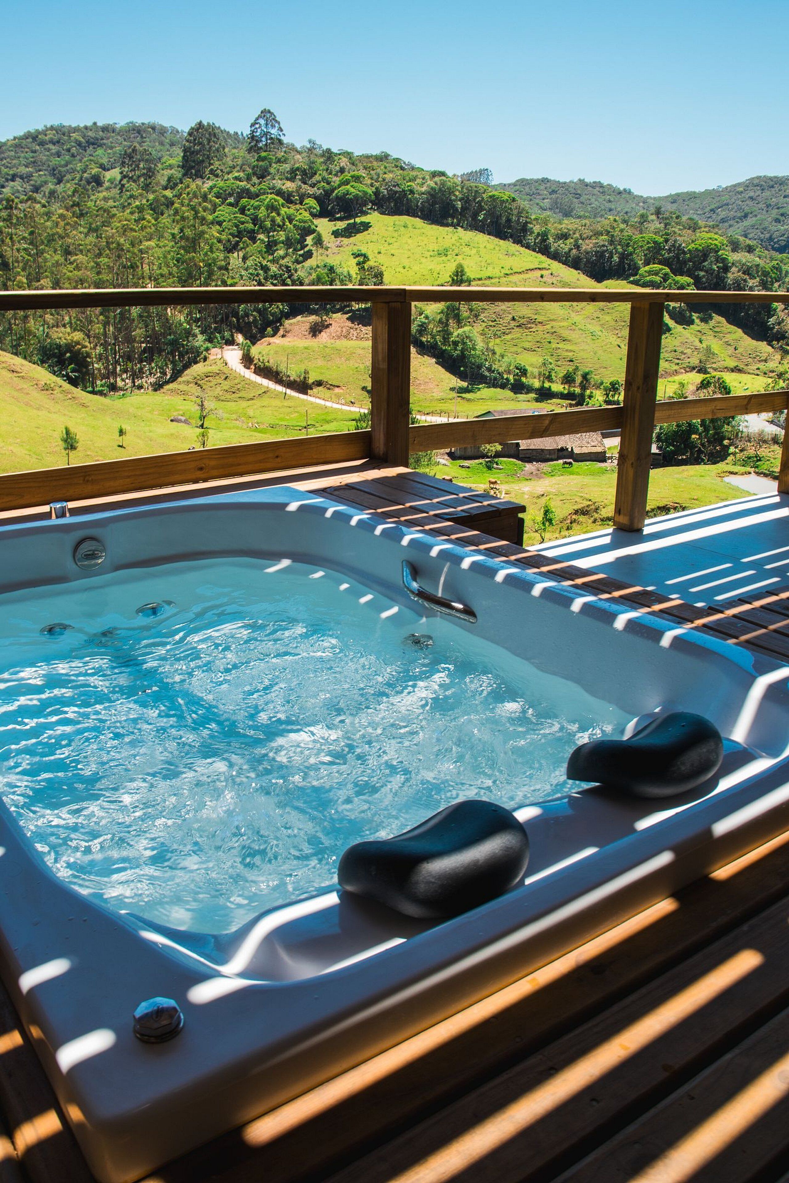 Prana Chalé com Hidromassagem - Águas Mornas - SC | Banheira de hidromassagem exterior