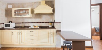 Apartamento, vista para a cidade | Cozinha privada | Micro-ondas, cooktop, talheres/pratos/utensílios de cozinha