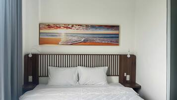 Quarto Duplo Standard, vista para o jardim | Secretária, secretária adequada para computadores portáteis