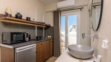 Apartamento Standard | Cozinha privada | Um frigorífico, uma placa de cozinha, uma máquina de café expresso