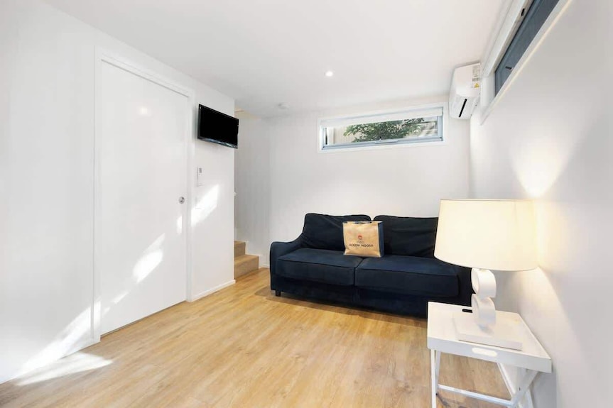 Stylish Hastings Street Hideaway Beach House - Noosaville