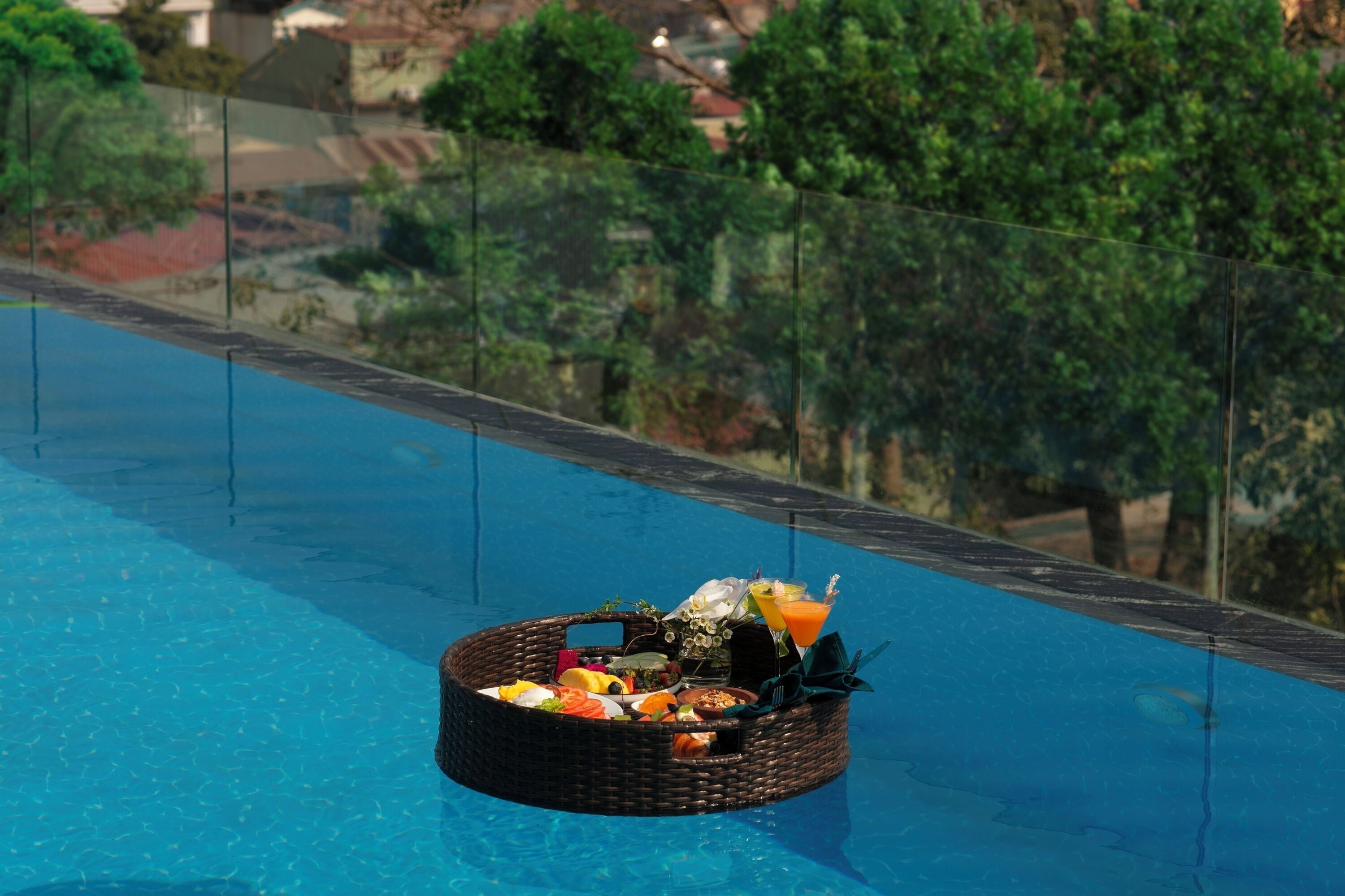 Piscina exterior, da(s) 6:00 à(s) 17:00, guarda-sóis, espreguiçadeiras 