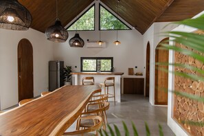 Um frigorífico, uma placa de cozinha, uma chaleira elétrica