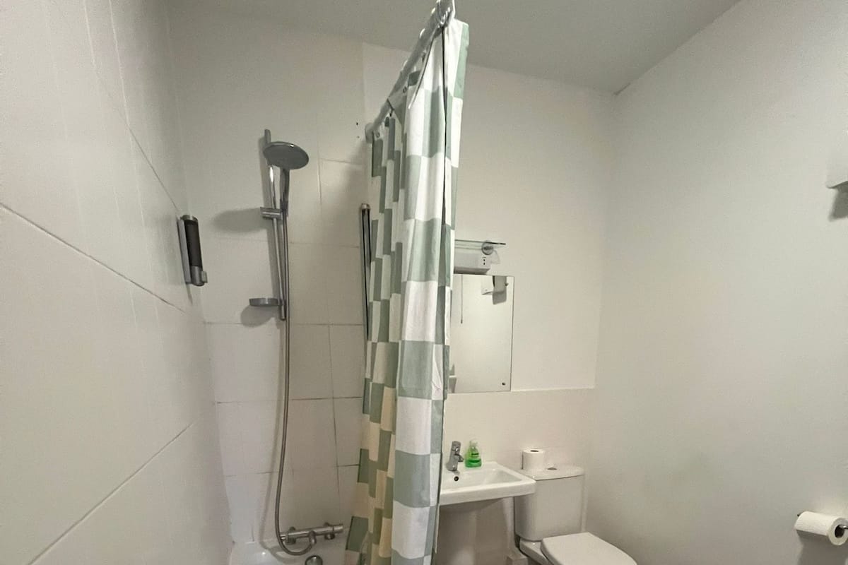 Um banheiro com banheira, vaso sanitário e pia.