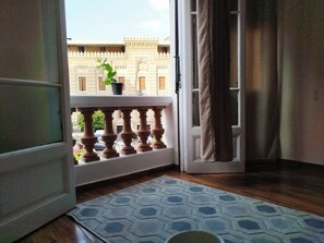 Apartamento superior, vista para a cidade | Vista do quarto