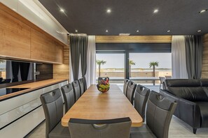 Um frigorífico/congelador grande, um micro-ondas, um forno 