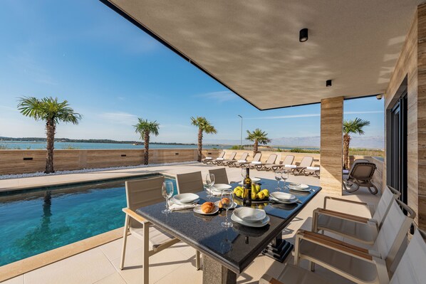 2 piscinas exteriores, espreguiçadeiras 