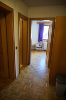 Apartamento clássico | Área de estar | TV de tela plana 40 polegadas com canais a cabo