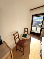 Quarto casal conforto | Espaço de trabalho para notebook, Wi-Fi de cortesia, roupa de cama