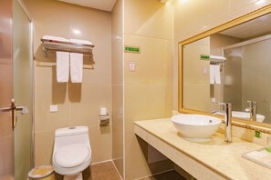 Quarto Standard, 1 cama queen-size (标准特大号床间) | Casa de banho | Um polibã, um secador de cabelo, toalhas fornecidas, sabão 