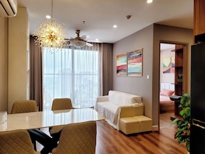 Apartamento luxo, 2 quartos | Área de estar