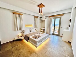 Villa de Luxo, pátio, vista para o mar | Sala de estar | Smart TV, Netflix, colunas inteligentes, serviços de streaming 