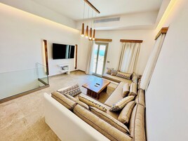 Villa de Luxo, pátio, vista para o mar | Sala de estar | Smart TV, Netflix, colunas inteligentes, serviços de streaming 
