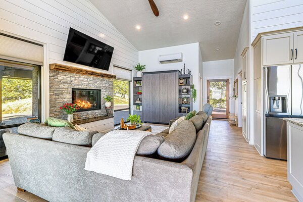 Dreamy Hilltop View: Roseburg Wine Country Retreat - Roseburg, OR