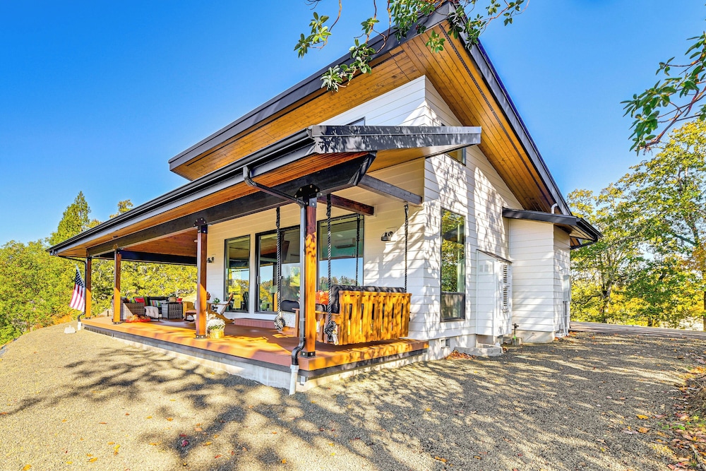 Dreamy Hilltop View: Roseburg Wine Country Retreat - Roseburg, OR