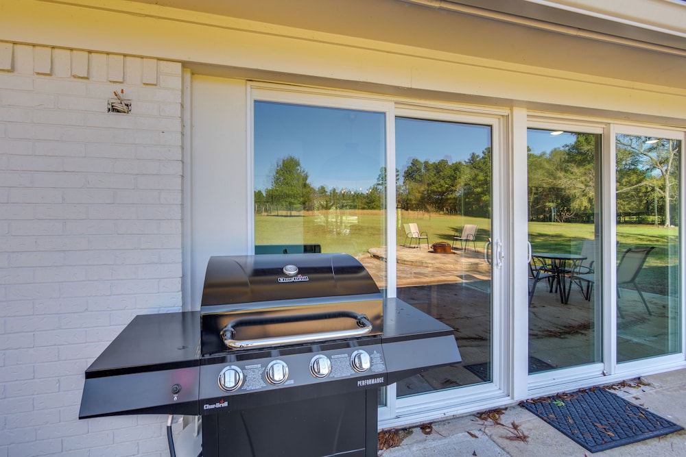 Fire Pit & Grill: Tyler Home On 5 Acres! - Tyler, TX