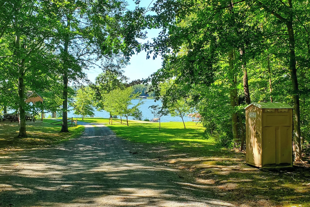 Lake Anna Getaway W/ Fire Pit + Dock Access! - Lake Anna, VA