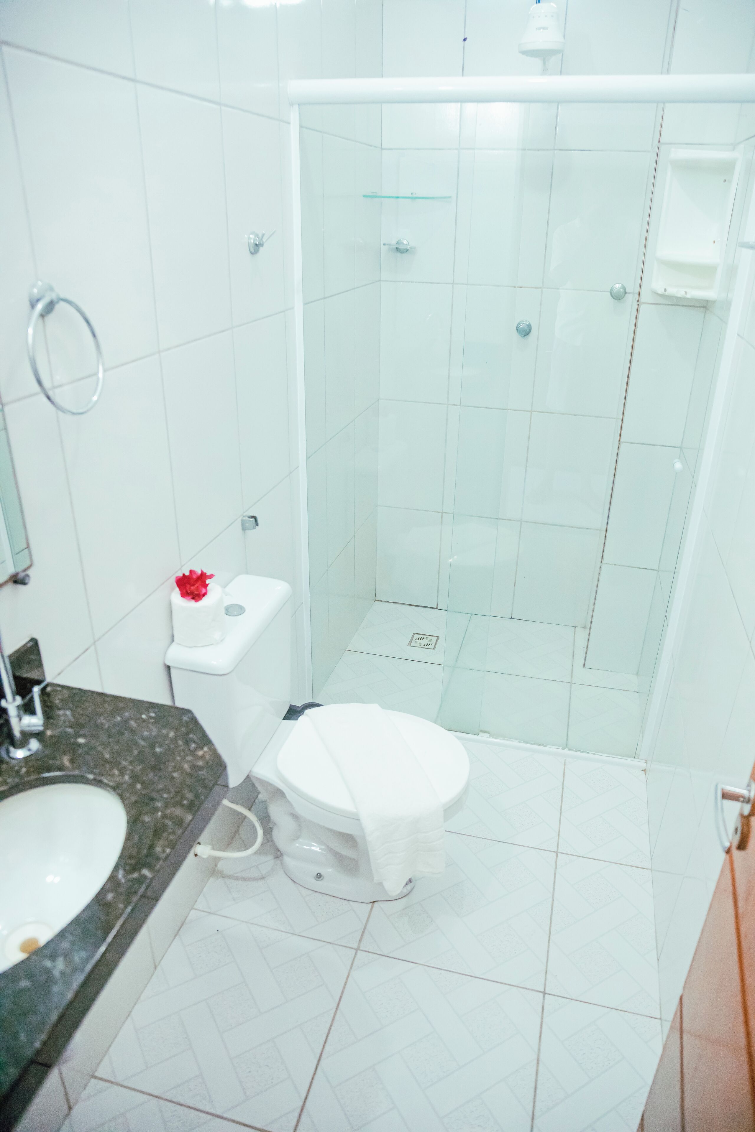 Quarto casal econômico, 1 cama de casal | Banheiro | Chuveiro, toalhas de banho, sabonete, papel higiênico