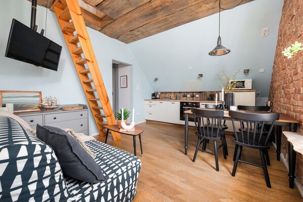 Apartamento Standard, 2 quartos, Vista para a cidade | Sala de estar | Televisor de ecrã plano de 81 cm com canais por cabo