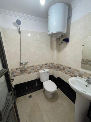 Apartamento, 1 quarto | Banheiro | Sabonete, shampoo, papel higiênico 