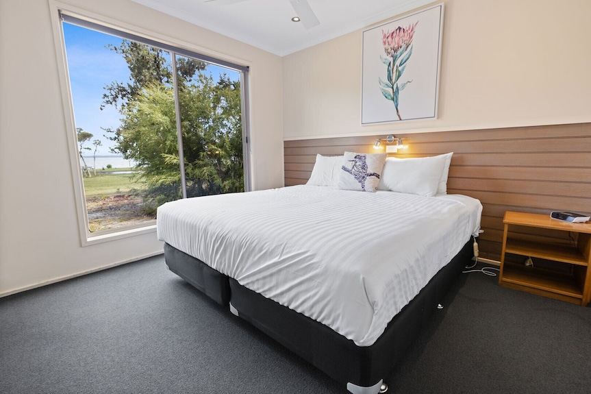 Avon - Waterfront Retreat: Secluded Lodges Perfect For Nature Lovers -