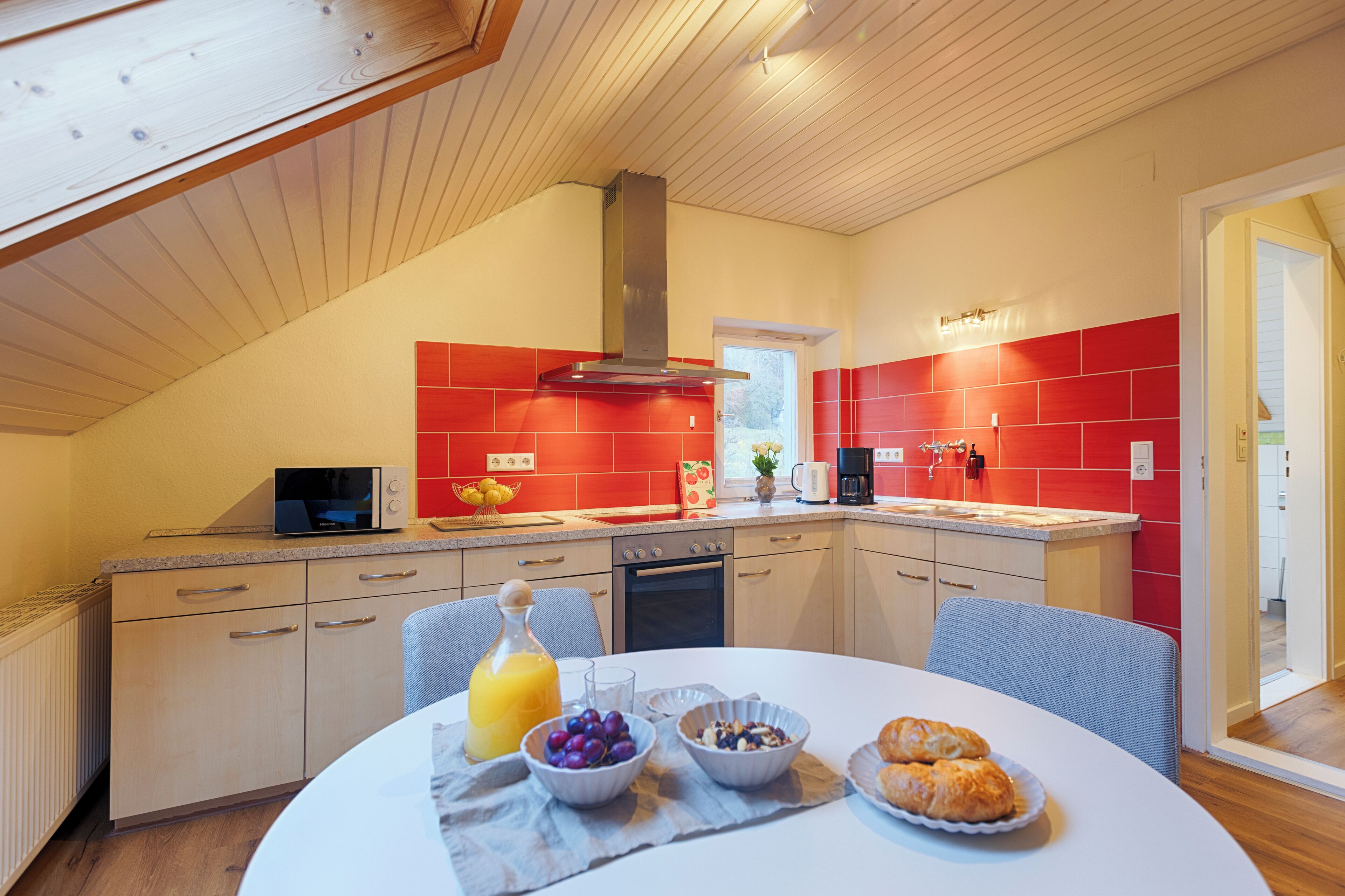 Apartamento Clássico, vista para o lago | Cozinha privada | Um frigorífico, um forno, uma placa de cozinha, uma chaleira elétrica 