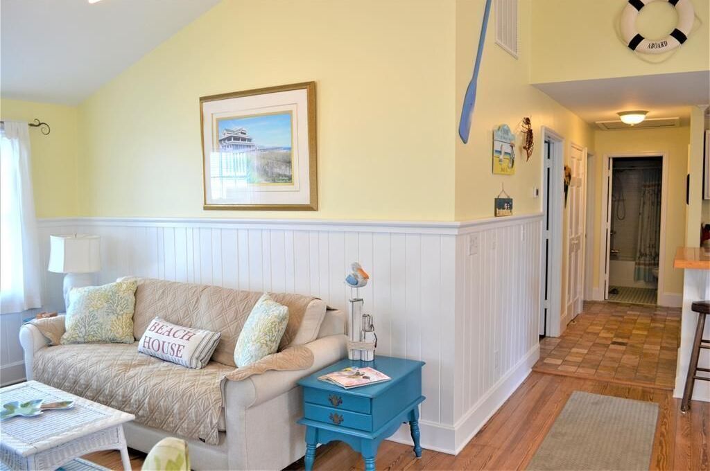 Pink Pearl-super Cute Pet Friendly Cottage, 3 Bedroom 2 Bath With A Rocking Chair Front Porch And Plenty Of Parking - Kure Beach, NC