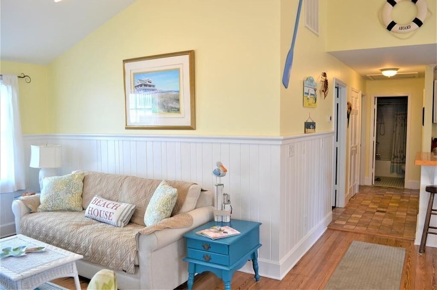 Pink Pearl-super Cute Pet Friendly Cottage, 3 Bedroom 2 Bath With A Rocking Chair Front Porch And Plenty Of Parking - Kure Beach