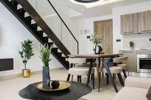 Dúplex de Luxo, não fumadores, varanda | Cozinha privada | Minifrigorífico, um micro-ondas, um forno, uma placa de cozinha 