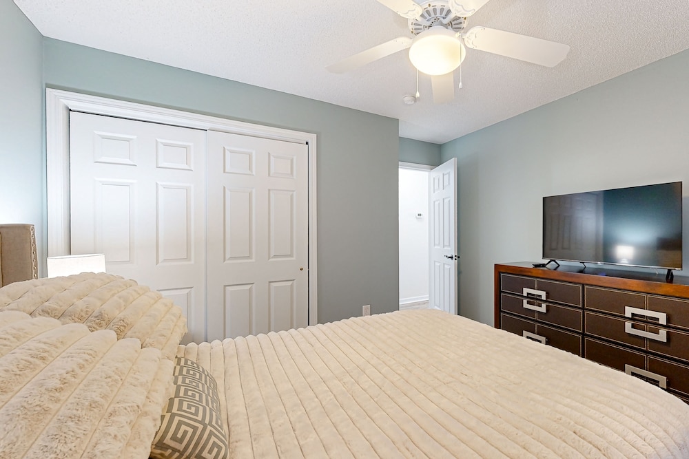 Third Floor Condo with balcony, washer/dryer, golf course views, and ...