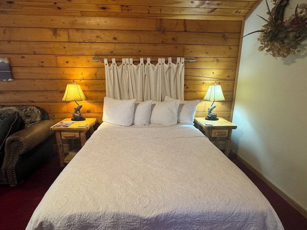 Autumn Leaves ROMANTIC Log Cabin in the woods. Hot Tub & Wood Burning ...
