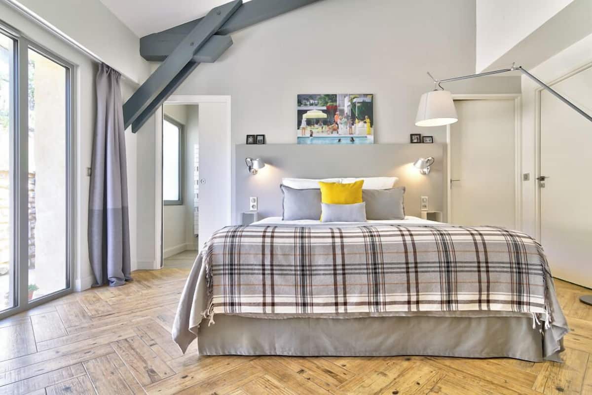 Quarto casal superluxo | Roupas de cama antialérgicas, frigobar, cofres nos quartos