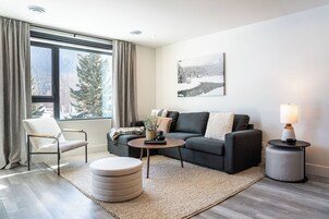 Condo premium, sacada, vista para a montanha | Área de estar | TV de tela plana