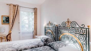 Quarto casal luxo | Cortinas blackout, ferros/tábuas de passar roupa, Wi-Fi de cortesia