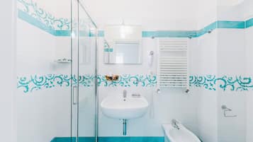 Quarto Duplo Deluxe | Casa de banho | Um polibã