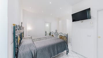 Quarto Duplo Deluxe | Cortinas/cortinados opacos, ferro/tábua de engomar, Wi-fi grátis