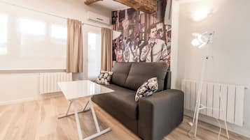 Apartamento Deluxe | Sala de estar | TV de ecrã plano