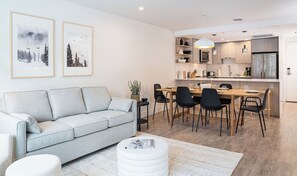 Apartamento Comfort em Condomínio Fechado, varanda, vista para a montanha | Sala de estar | TV de ecrã plano 