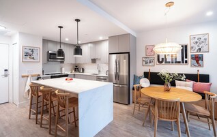 Apartamento Design em Condomínio Fechado, varanda, vista para a montanha | Refeições no quarto