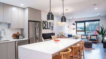 Condo design, sacada, vista para a montanha | Área de estar | TV de tela plana