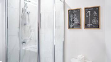 Condo design, sacada, vista para a montanha | Banheiro | Chuveiro, produtos de toalete grátis, secador de cabelo