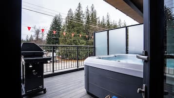 Condo design, sacada, vista para a montanha | Banheira de hidromassagem particular