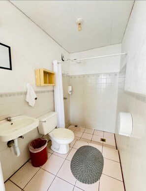 Um polibã, toalhas fornecidas, sabão, champô