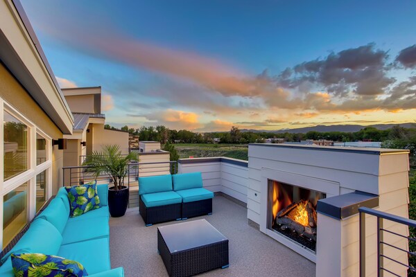 Old Town Group Retreat - New To Brewery District! - Arrowhead, CO
