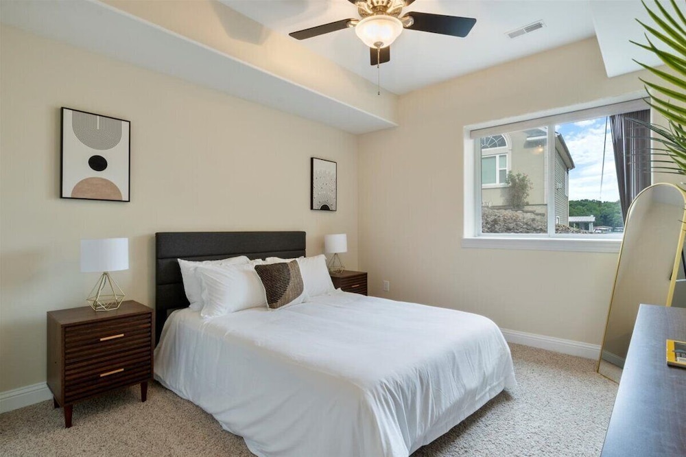 Dockside Dream : Luxury Lakefront Getaway in Frankie & Louie’s Cove ...