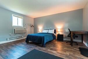 Quarto Individual Deluxe, 1 cama queen-size | Secretária, secretária adequada para computadores portáteis 