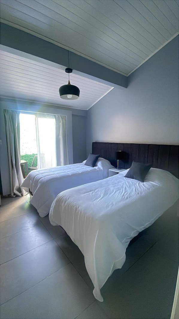 Quarto casal ou duplo luxo, vista para o jardim | Roupas de cama premium, edredons de pluma, camas Select Comfort